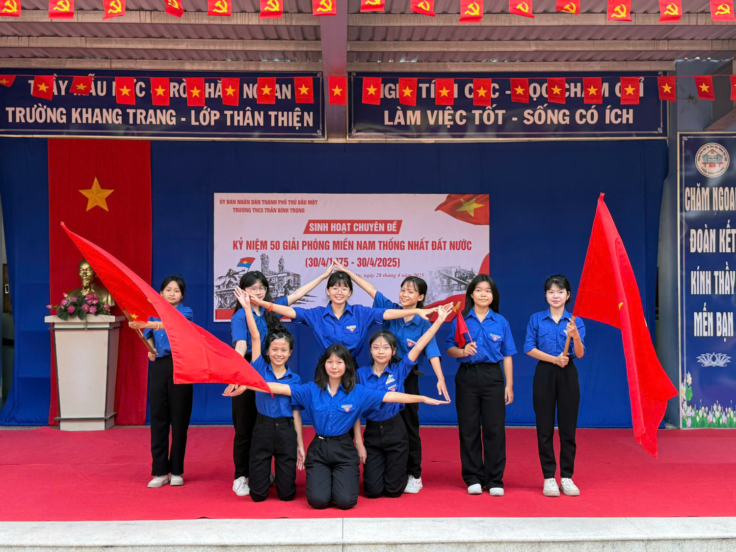 Bài hát: Viết tiếp câu chuyện hòa bình - Video clips - Trường THCS Trần Bình Trọng - Thành phố ...